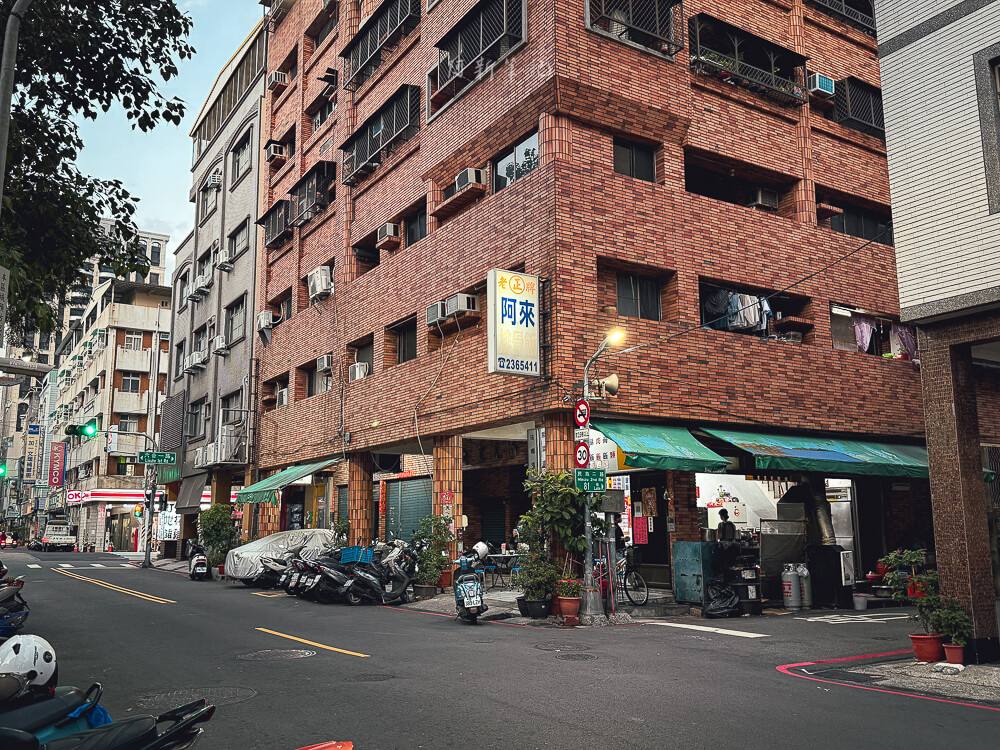 阿來排骨飯 |高雄好吃排骨飯推薦！只靠排骨飯熱賣超過40～