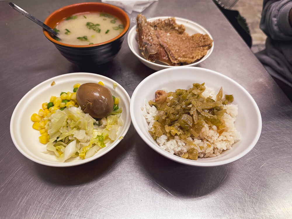 阿來排骨飯 |高雄好吃排骨飯推薦！只靠排骨飯熱賣超過40～