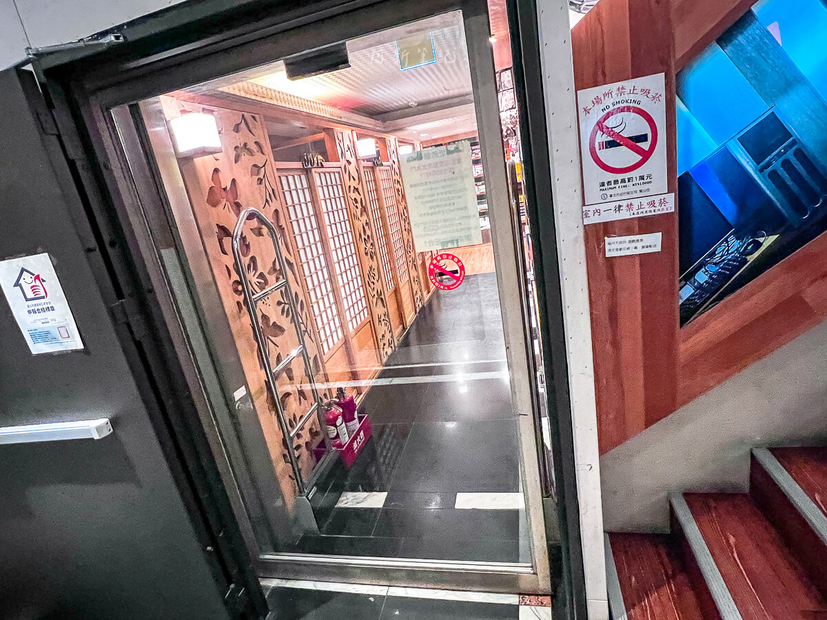 Qtime 京站店｜過夜包廂只要230元！飲料暢飲、漫畫影片免費看～