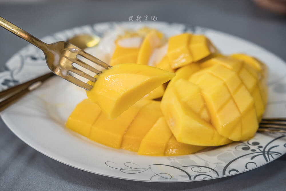 Ning’s Mango Stand｜不起眼曼谷路邊攤！靠芒果糯米飯賣超過20年