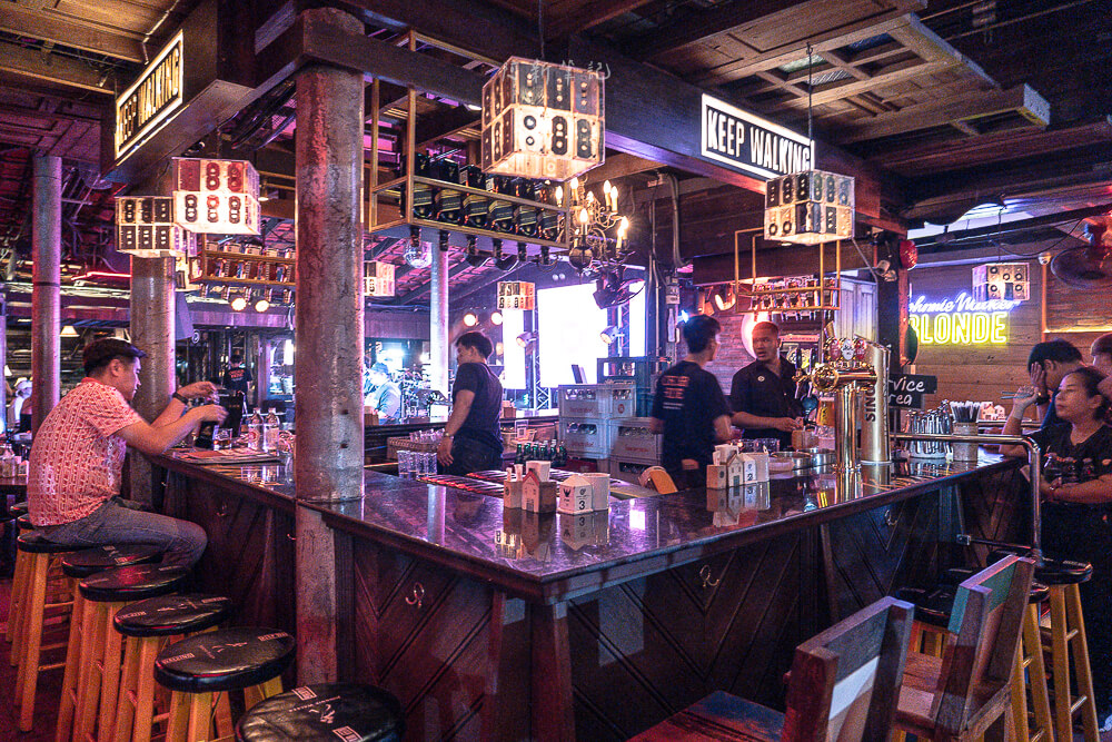 The Good View Bar & Restaurant｜清邁河畔餐廳，現場樂團超讚~